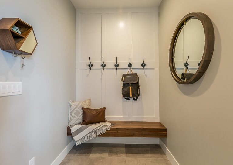 Mudroom Bench Dimensions and Guidelines (with Photos) | Bienal Closets