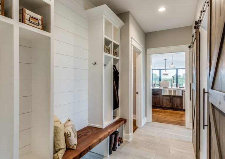 Mudroom Bench Dimensions and Guidelines (with Photos) | Bienal Closets