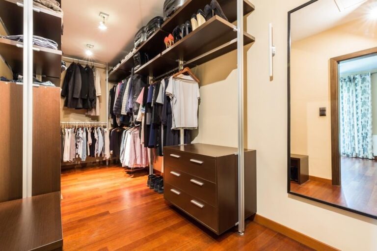 8 Useful Mirrored Walk-In Closet Ideas for Your Bedroom