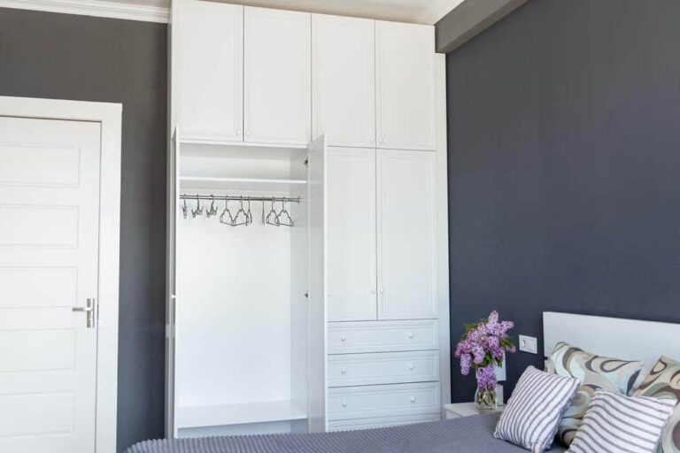 6 Chic White Custom Closet Ideas for Fashionable Living!