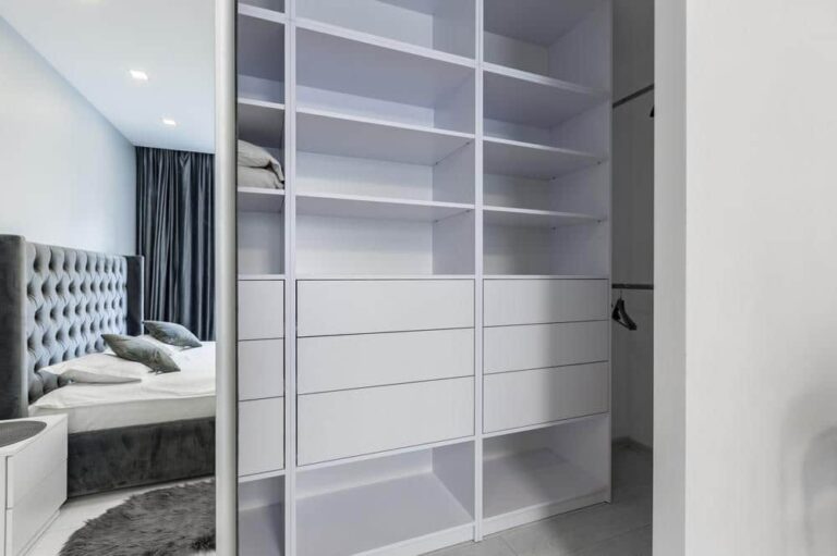 6 Chic White Custom Closet Ideas for Fashionable Living!