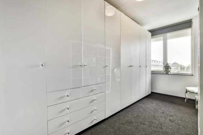 6 Chic White Custom Closet Ideas for Fashionable Living!