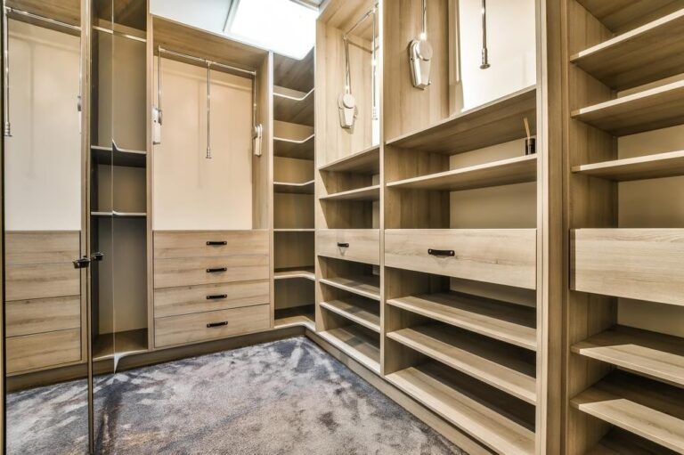 A Comprehensive Master Closet Size Guide and Design Tips