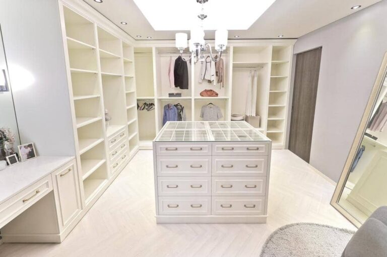 A Comprehensive Master Closet Size Guide and Design Tips